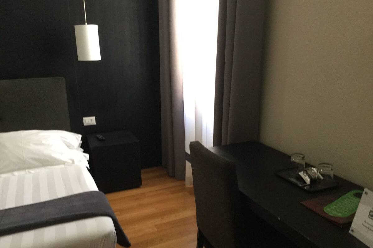 Roupa de alta qualidade, edredões de penas, cofre no quarto, secretária 
