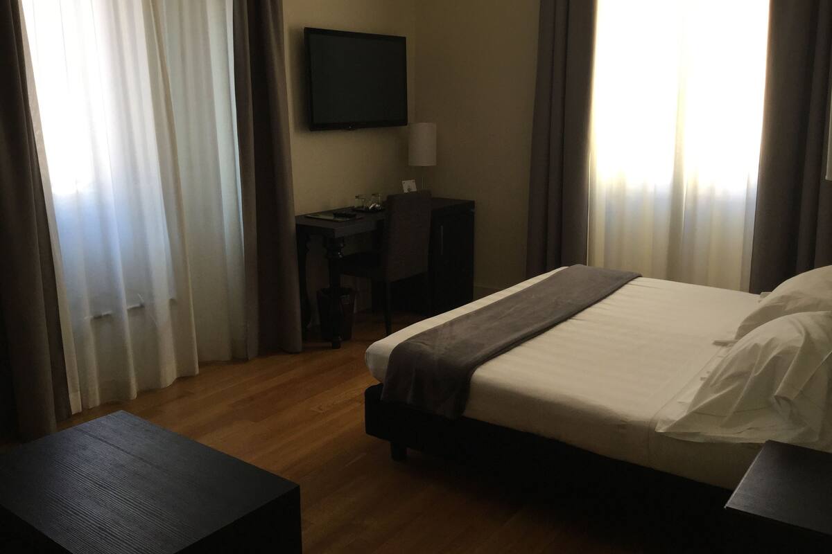 Quarto Quádruplo | Roupa de alta qualidade, edredões de penas, cofre no quarto, secretária 