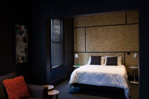 Quarto superior | Frigobar, individualmente decorados, ferros/tábuas de passar roupa