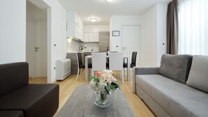 Apartamento standard, 2 quartos, terraço | Área de estar
