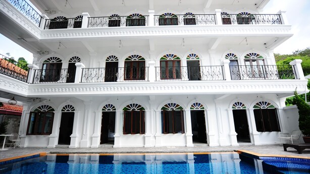 Piscina externa, espreguiçadeiras