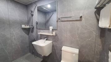 Quarto Twin Familiar (A) | Casa de banho | Um polibã, artigos de higiene pessoal grátis, um secador de cabelo