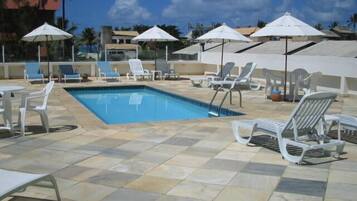 Piscina exterior, espreguiçadeiras