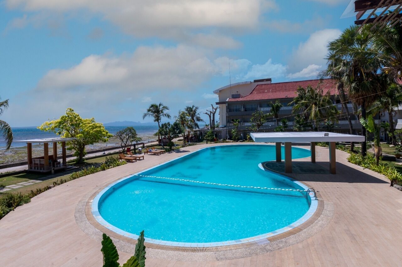 Piscina externa, espreguiçadeiras