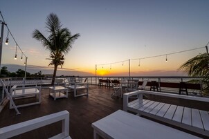 Piscina exterior, espreguiçadeiras 