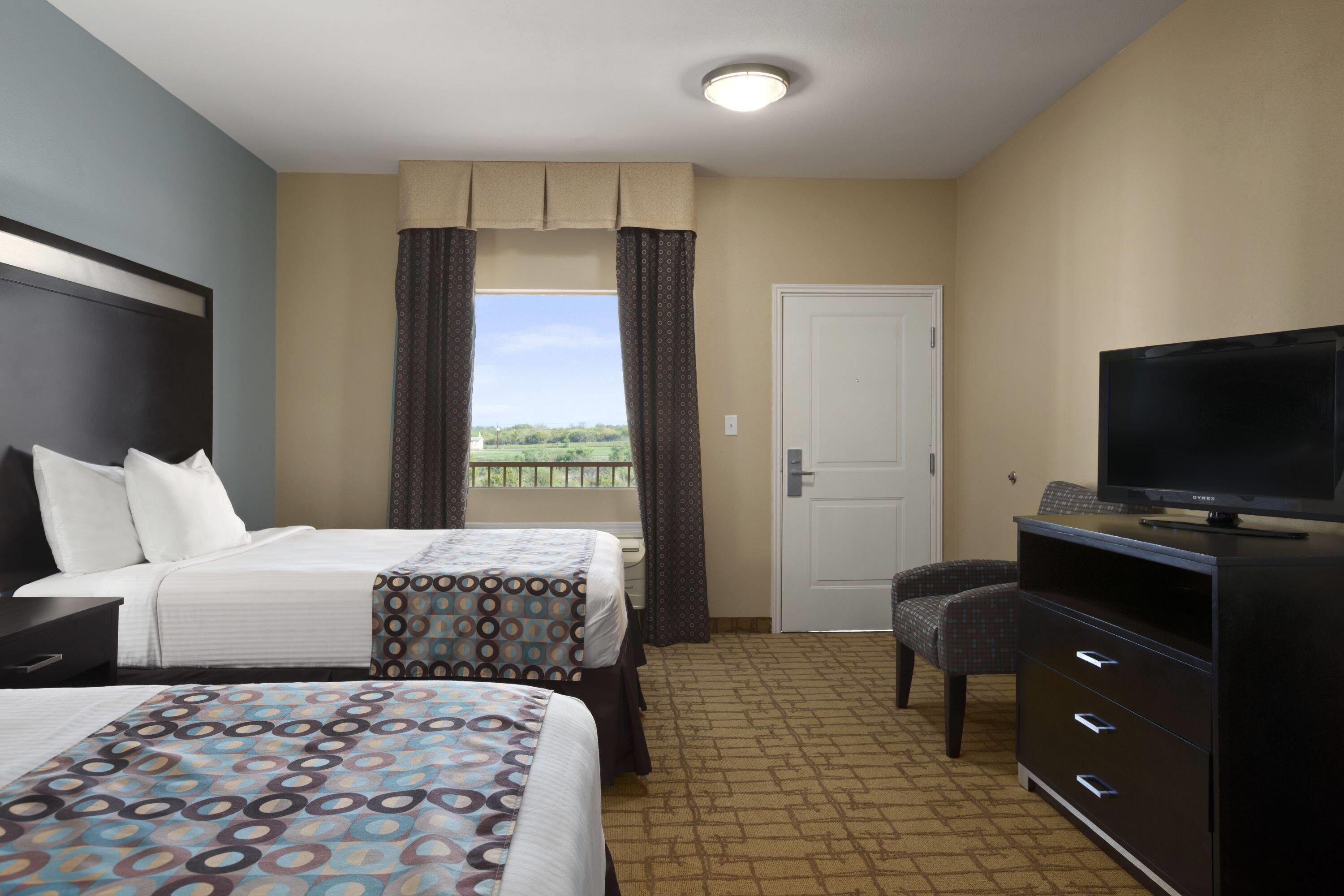 Camas com colchões pillow-top, escrivaninha, quartos à prova de som