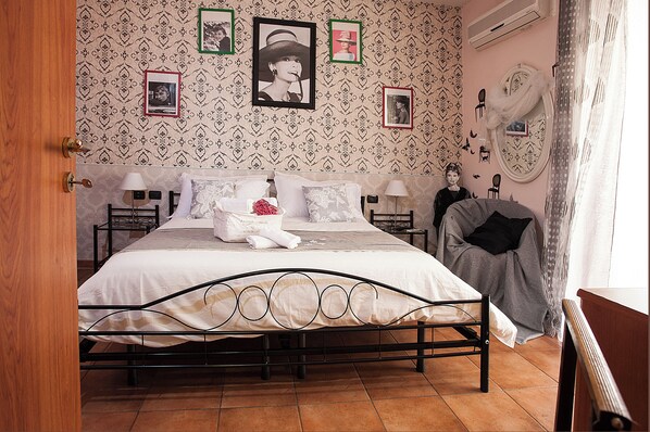 Quarto casal standard | Frigobar, individualmente decorados, individualmente mobiliados