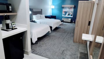 Suite, 2 camas queen-size | Secretária, cortinas/cortinados opacos, ferro/tábua de engomar