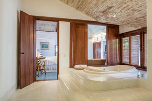 Bungalow Master | Casa de banho | Produtos de higiene exclusivos, um secador de cabelo, roupões