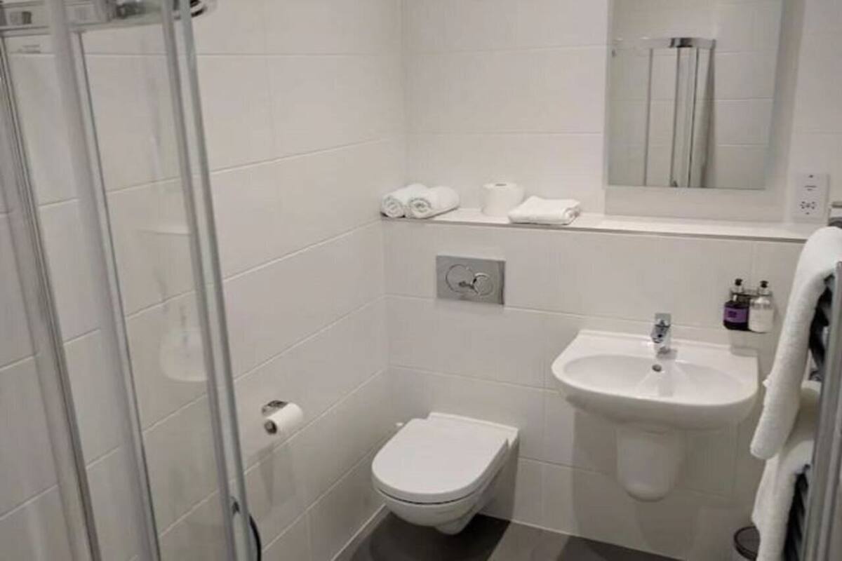 Quarto casal superior, suíte | Banheiro | Chuveiro, produtos de toalete grátis