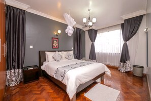 Suíte standard, 1 quarto | Cofres nos quartos, escrivaninha, ferros/tábuas de passar roupa