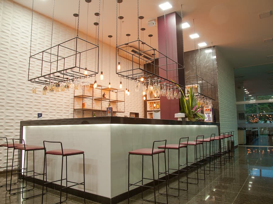 Este bar no lobby do hotel