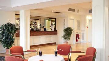 2 bares/lounges, este bar com transmissão de jogos em direto