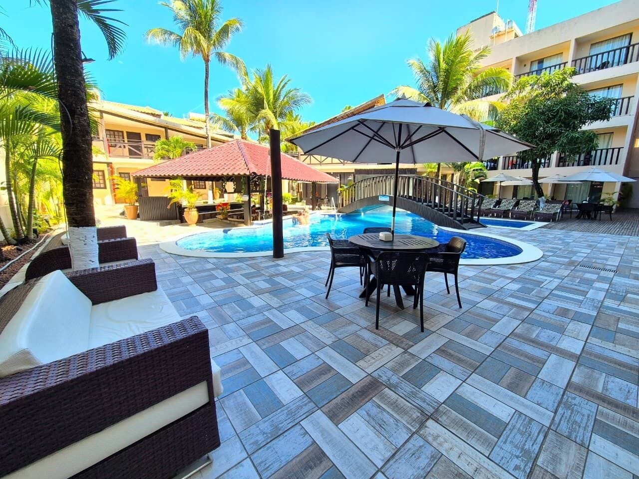 2 piscinas exteriores, guarda-sóis, espreguiçadeiras 