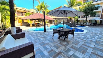 2 piscinas exteriores, guarda-sóis, espreguiçadeiras