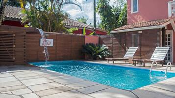 Piscina exterior, espreguiçadeiras