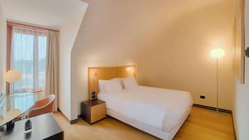 Apartamento | Edredons de pluma, frigobar, cofres nos quartos, escrivaninha