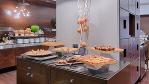 Buffet com diversos alimentos e uma maçã verde.