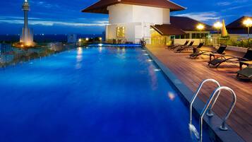 3 piscinas exteriores, espreguiçadeiras
