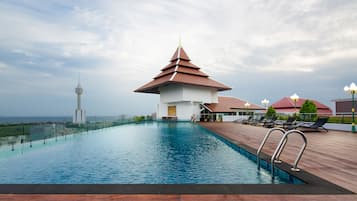 3 piscinas externas, espreguiçadeiras