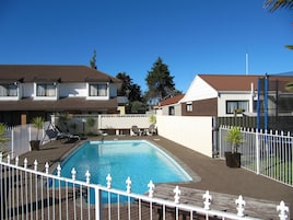 Piscina externa, guarda-sóis, espreguiçadeiras