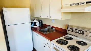 Quarto standard, 2 camas de casal, cozinha americana | Cozinha privada | Micro-ondas, cafeteira/chaleira, chaleira elétrica, torradeira