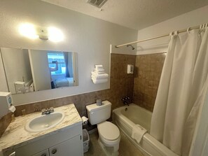 Suite Standard, 1 cama de casal | Casa de banho | Uma combinação polibã/banheira, artigos de higiene pessoal grátis 