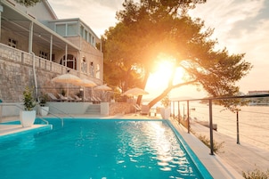 Piscina externa, guarda-sóis, espreguiçadeiras