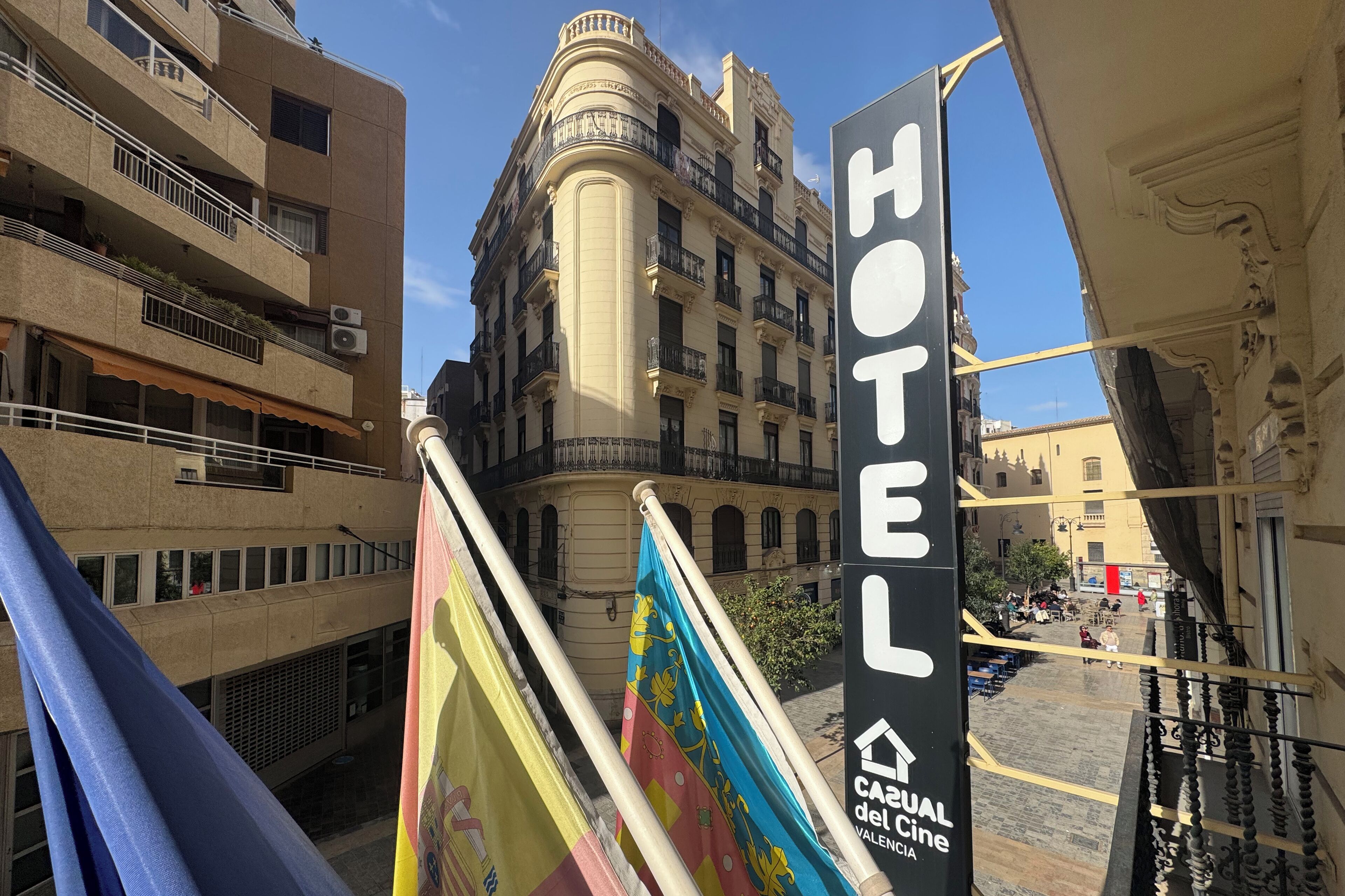Um hotel com uma placa indicando que é o "Hotel Casa del Cine Valência".