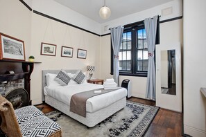 Quarto casal (Shared Bathroom) | Roupas de cama de algodão egípcio, roupas de cama premium, frigobar