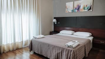 Edredões de penas, camas de colchão pillowtop, cofre no quarto