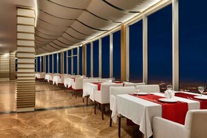 2 restaurantes, café da manhã, culinária internacional