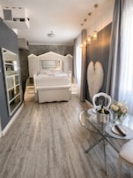 Suite Exclusiva, várias camas, banheira de hidromassagem grande | Com mobília individualizada, cortinas/cortinados opacos 