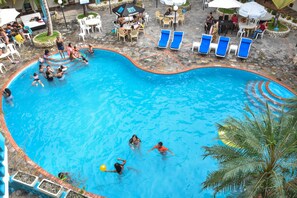 Piscina exterior, guarda-sóis, espreguiçadeiras