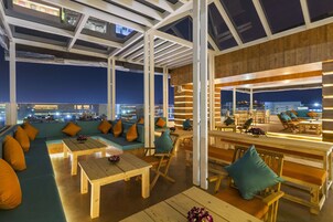 Pequenos-almoços e almoços servidos, incluindo cozinha indiana