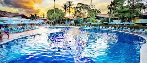 2 piscinas externas, guarda-sóis, espreguiçadeiras