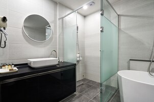 Quarto duplo standard | Banheiro | Produtos de toalete grátis, secador de cabelo, roupões de banho 