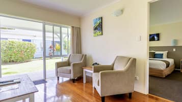 2 quartos, cortinas/cortinados opacos, ferro/tábua de engomar