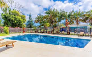 Piscina externa, guarda-sóis, espreguiçadeiras