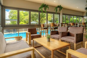 Piscina externa, funciona das 6h às 21h, espreguiçadeiras