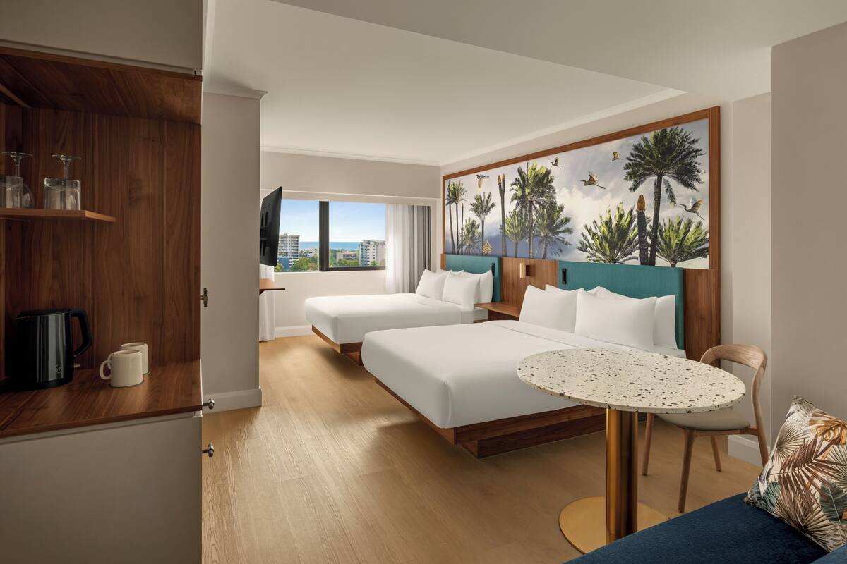 Quarto Premium, 2 camas queen-size, Vista para a cidade | Cofre no quarto, secretária, quartos insonorizados 