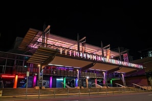 Um edifício moderno com uma grande placa iluminada que diz "DARWIN'S INNOVATION CENTRE".