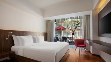 Pool Access Room | Frigobar, cofres nos quartos, escrivaninha