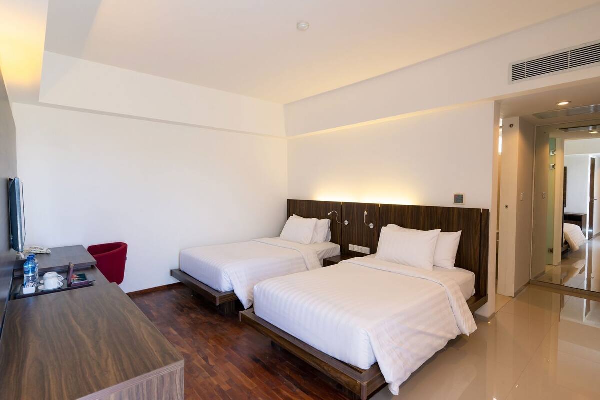 Frigobar, cofres nos quartos, escrivaninha