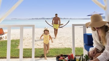 7 bares/lounges, 6 bares na praia, um bar junto à piscina