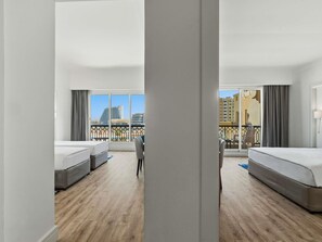 Suíte família, 2 quartos, vista para o mar | Frigobar (abastecido com itens grátis), cofres nos quartos, escrivaninha