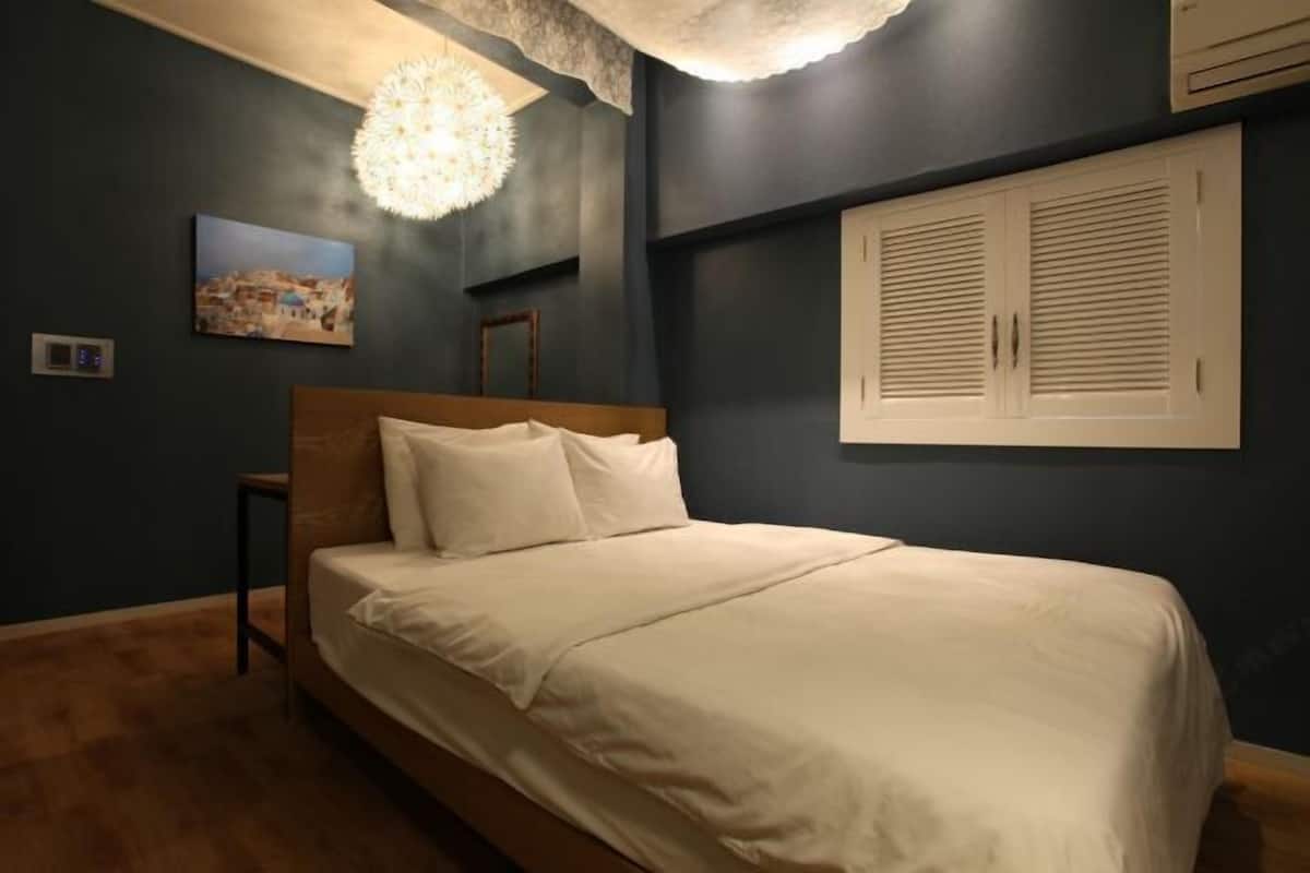 Roupas de cama premium, frigobar, escrivaninha, cortinas blackout