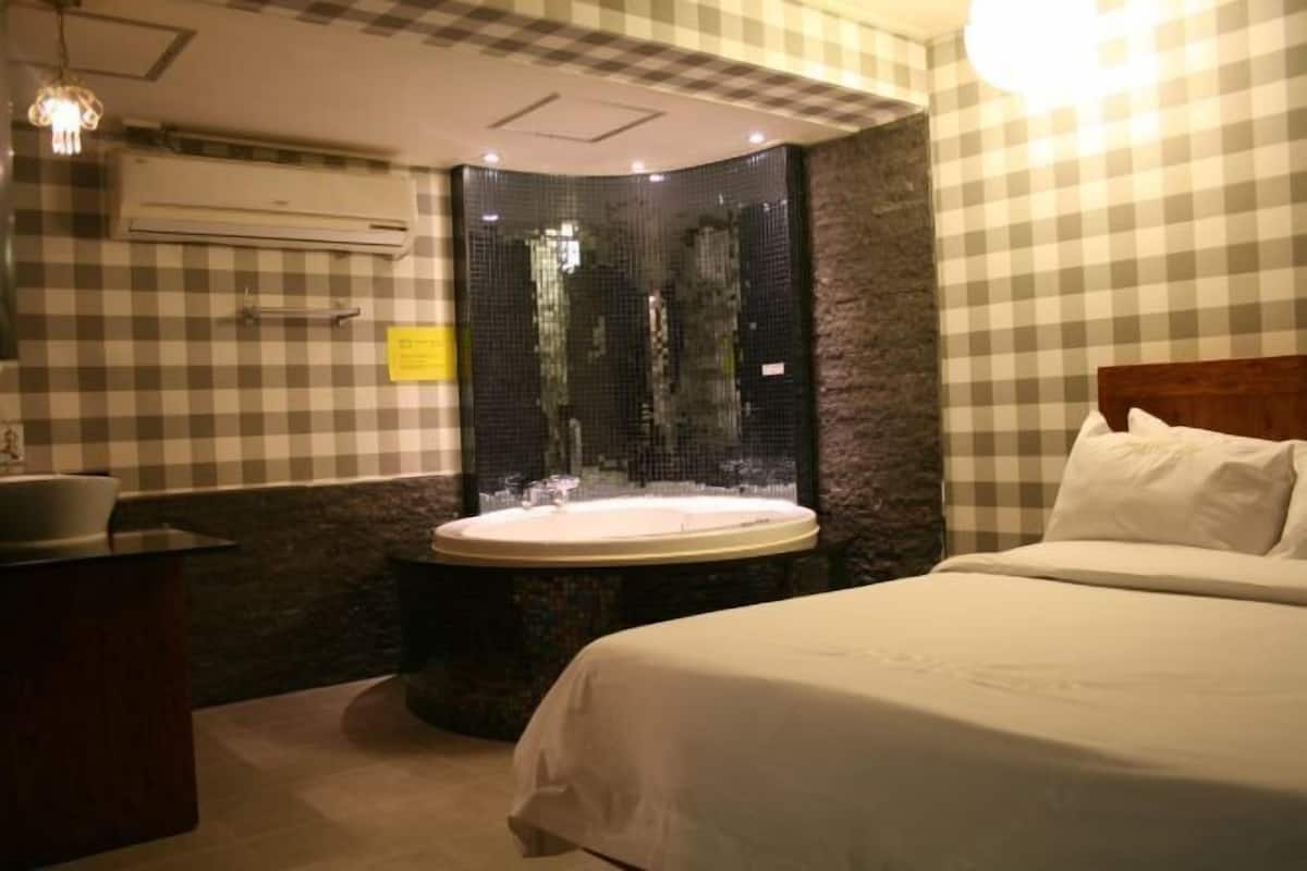 Roupas de cama premium, frigobar, escrivaninha, cortinas blackout