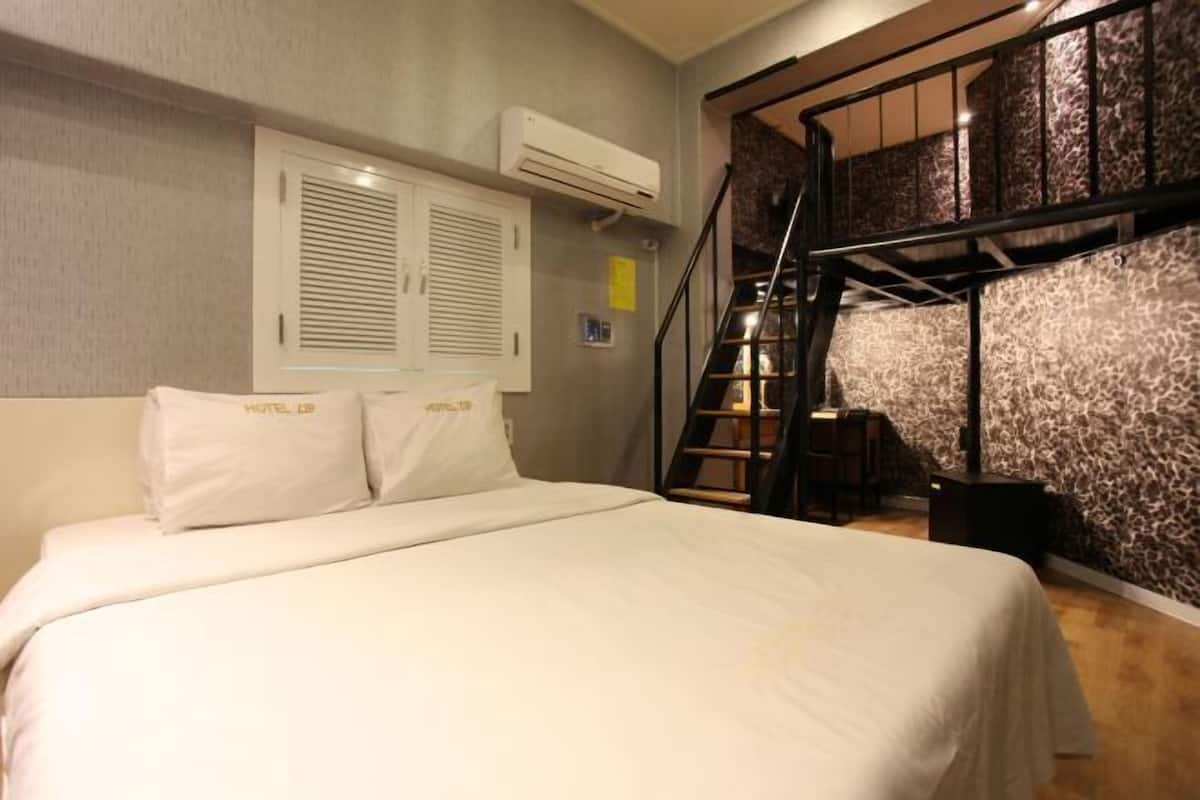 Roupas de cama premium, frigobar, escrivaninha, cortinas blackout