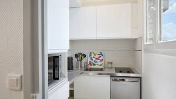 Estúdio superior, 1 cama de casal (B ) | Cozinha privada | Geladeira, micro-ondas, cooktop, cafeteira/chaleira